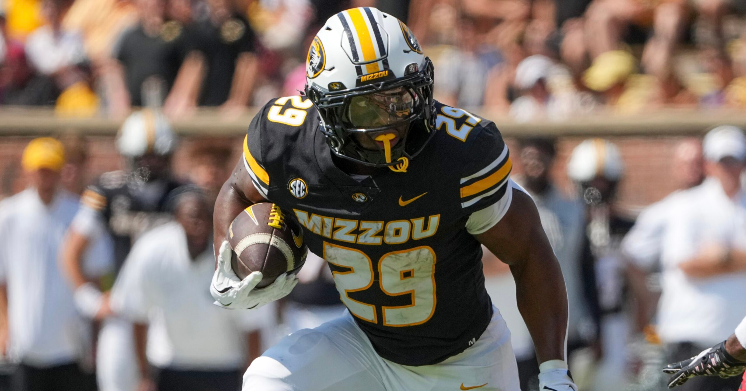 Missouri’s Ahmad Hardy returns to Columbia after shooting, begins rehab ...