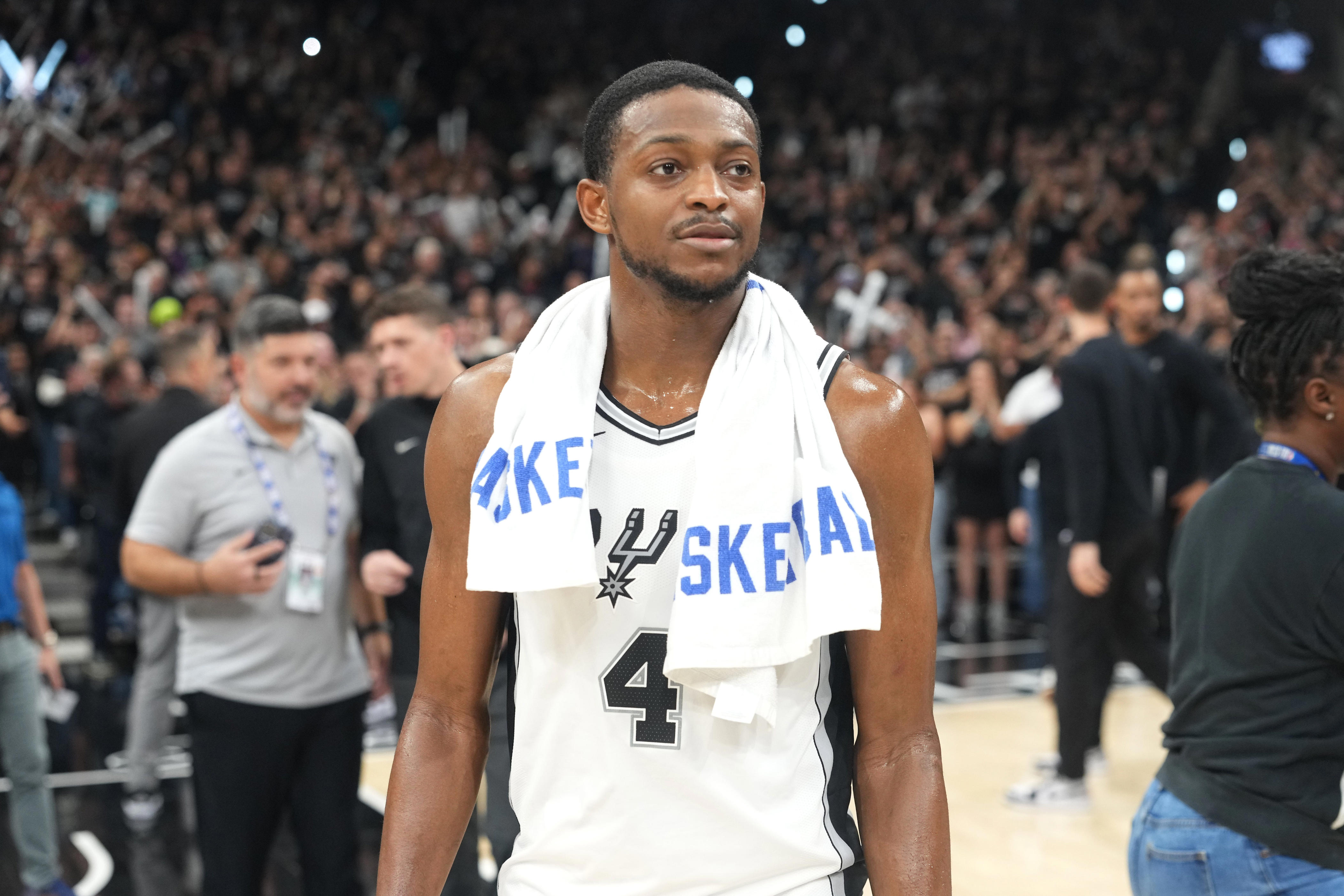 Is De'Aaron Fox playing in Game 2? Spurs shouldn't rush him back as ...