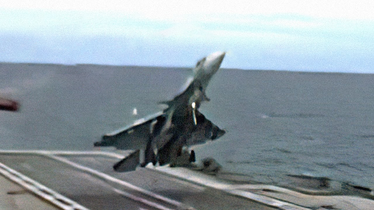 Su-33 fighter nearly drops into the sea during carrier landing attempt
