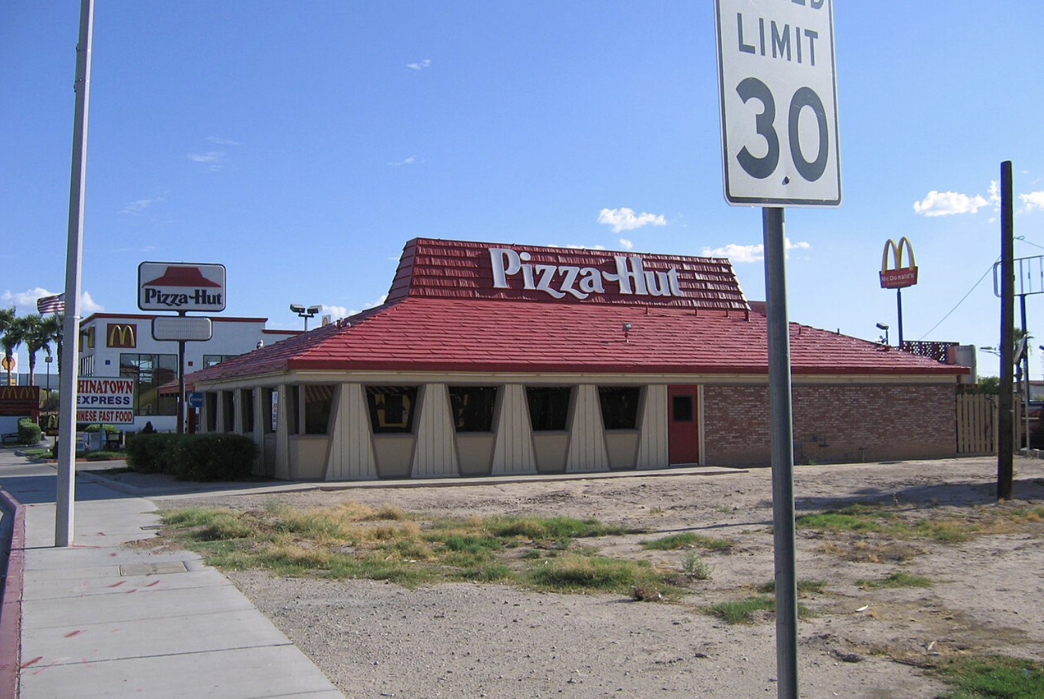 10 vanished Pizza Hut booth-and-wood-panel restaurants that defined ...