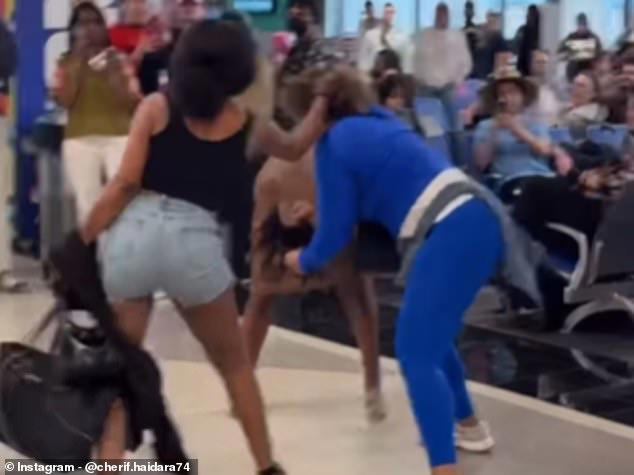 Rowdy female passengers descend into all-out brawl at Philadelphia ...