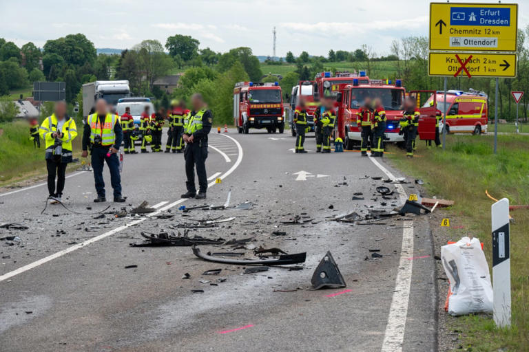 Tödlicher Frontalcrash auf S200: BMW kracht mit Laster zusammen