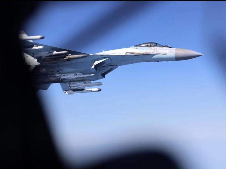 Caccia russi a sei metri dall’aereo spia britannico: il duello lungo i ...