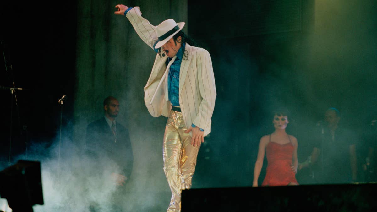 Humanoid robot fails to dance like Michael Jackson in viral performance