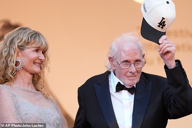 Frail Bruce Dern, 89, leans on daughter Laura and grandchildren on ...