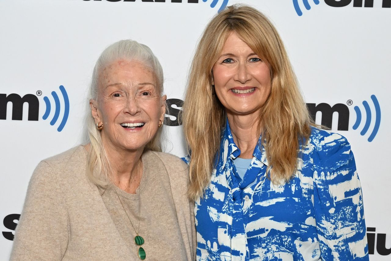 Laura Dern and father Bruce Dern make first red carpet appearance ...