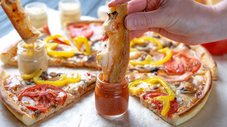 18 absolute best sauces for dipping your pizza crust