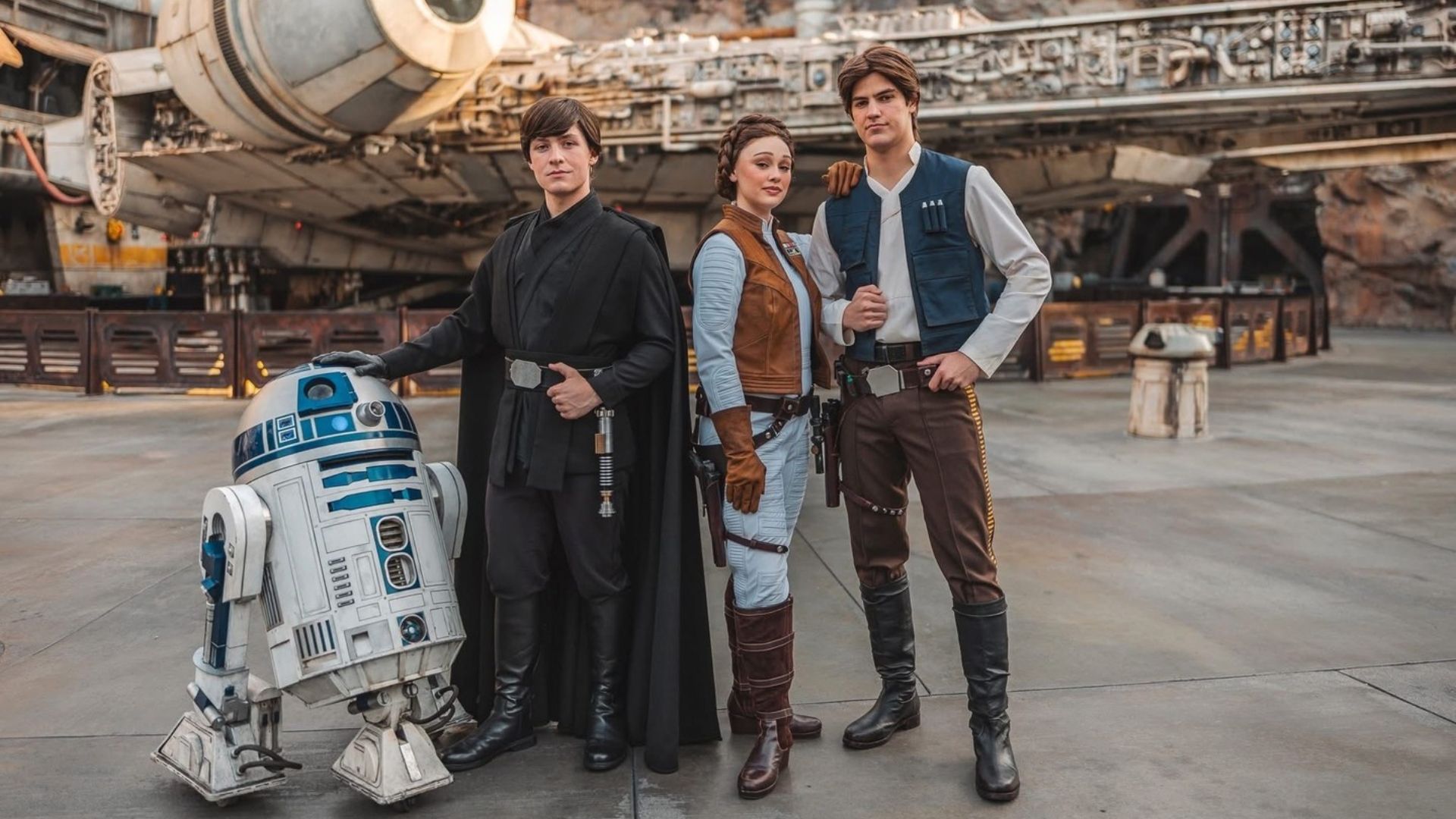 After 7 years, Disneyland finally has a Galaxy’s Edge for all Star Wars ...