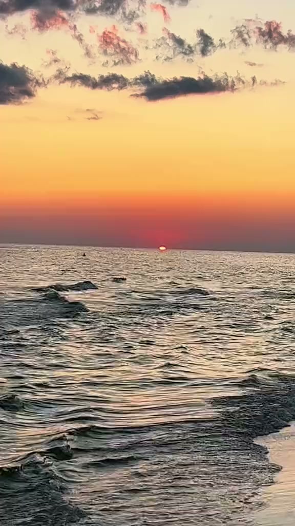 Watch this perfect beach sunset in real time