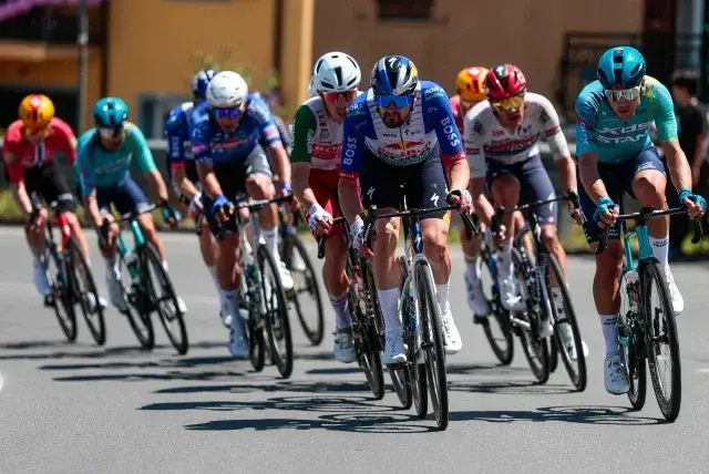 Egan Bernal aguantó los ataques y el ritmo infernal de la etapa 18 del ...