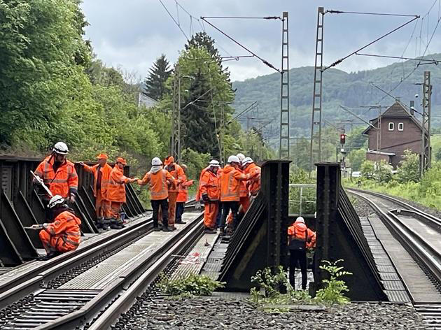 Vergisst Lokführer Hemmschuh? Vier Kilometer Gleis auf Ruhr-Sieg ...