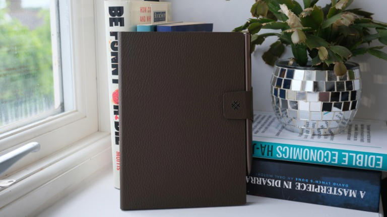 Cuneflow's e-paper writing tablet uses AI to record and transcribe meetings