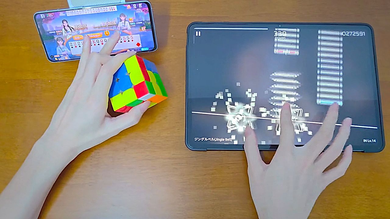 Gamer solves Rubik's cube while playing two games at once