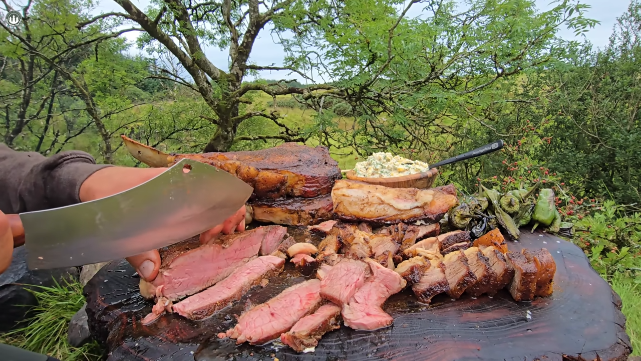 Mira cómo estos enormes steaks tomahawk se cocinan sobre el fuego abierto