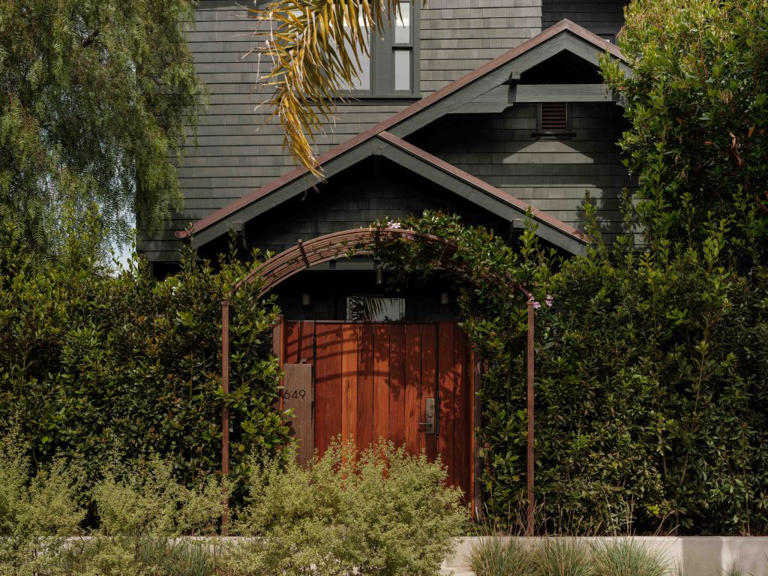 Charming WWI-era compound lists for a record price in a beachy LA enclave
