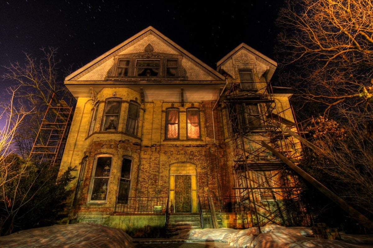 5 creepy historical buildings that are said to be haunted