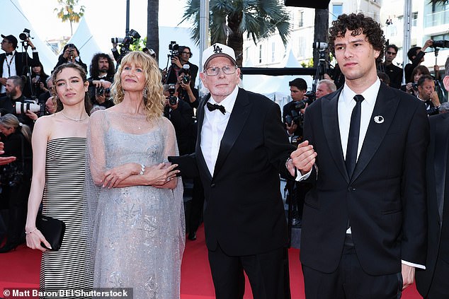 Frail Bruce Dern, 89, leans on daughter Laura and grandchildren on ...