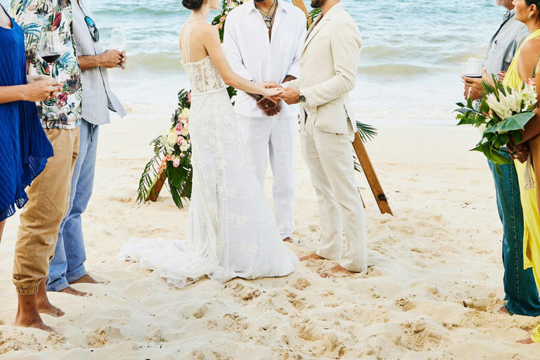 Officiant allegedly punched in the stomach after sharing $500 beach ...