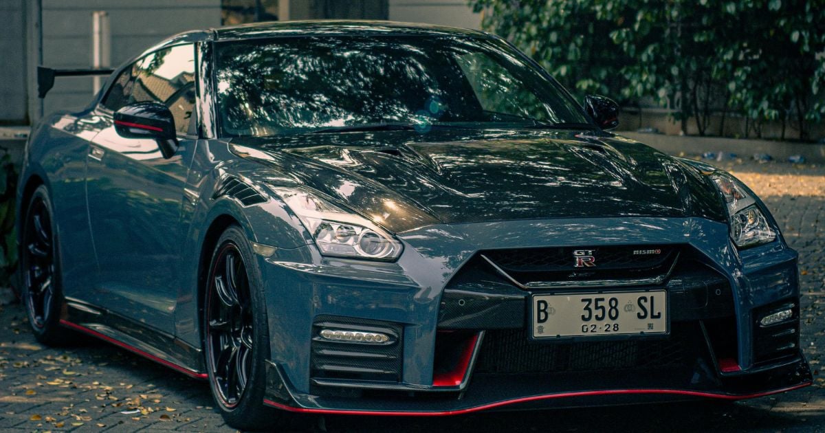 Un pick-up pulvérise une Nissan GT-R et une McLaren 570S Spider lors d ...