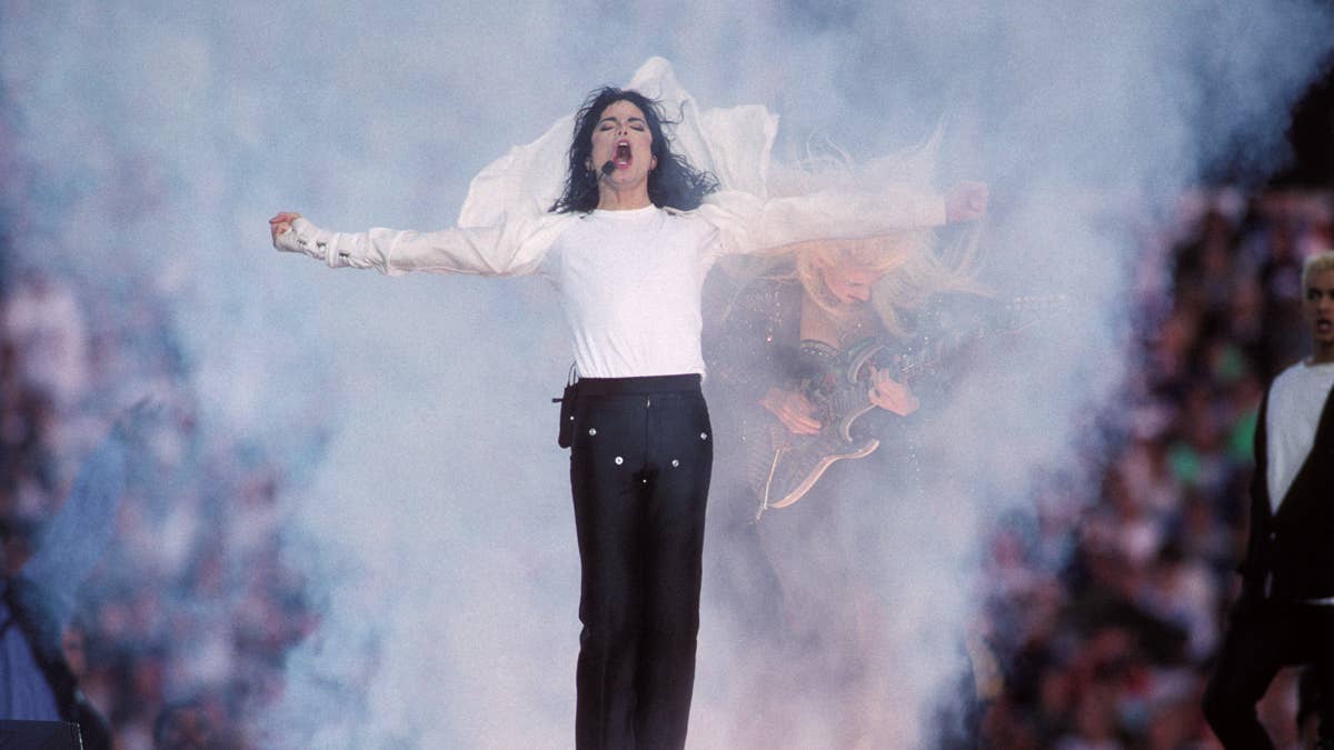 Humanoid robot fails to dance like Michael Jackson in viral performance