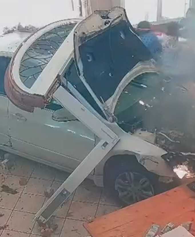 Watch the moment a car crashed into an Algiers restaurant, narrowly ...