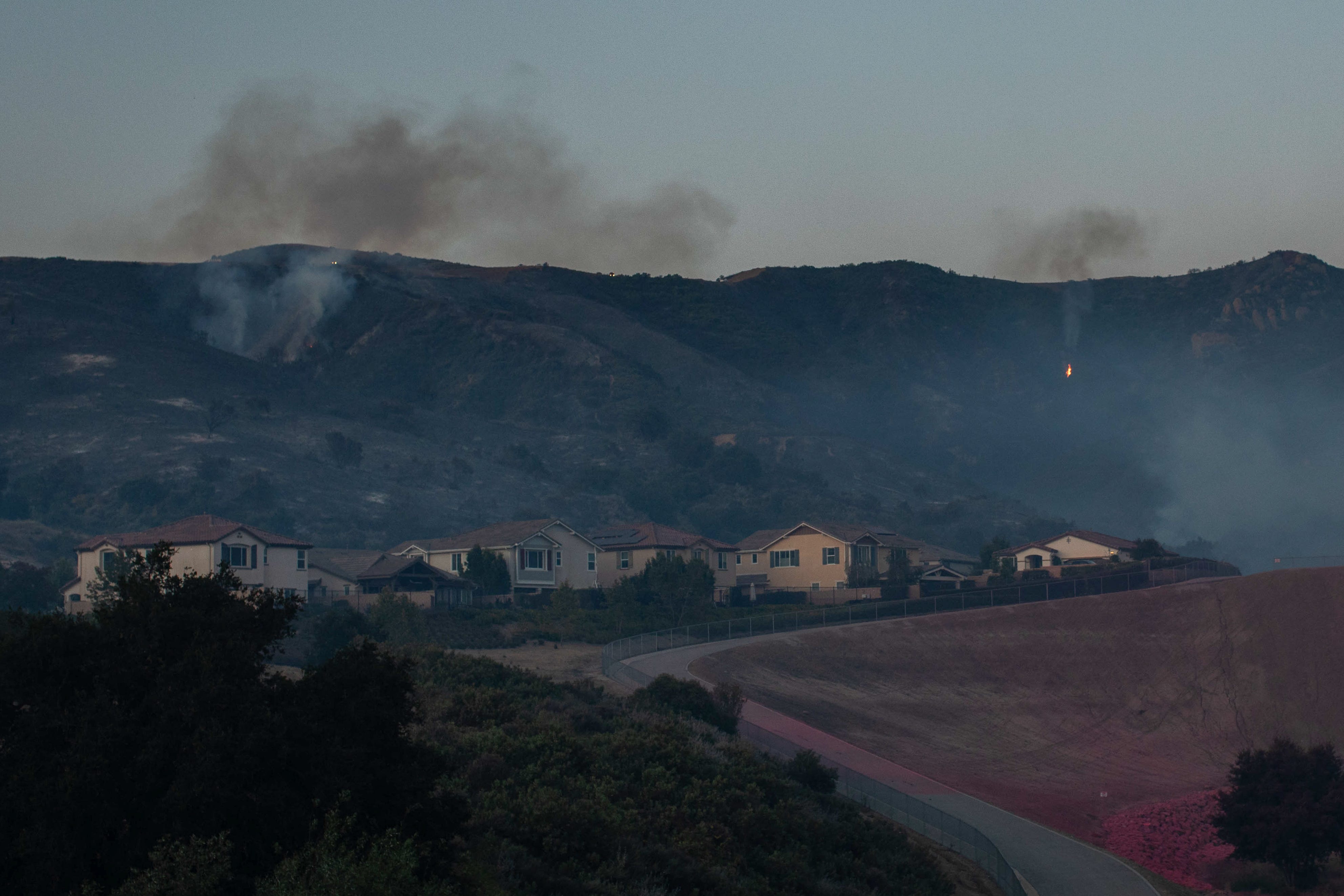 Fast-moving Sandy Fire threatens Simi Valley neighborhoods