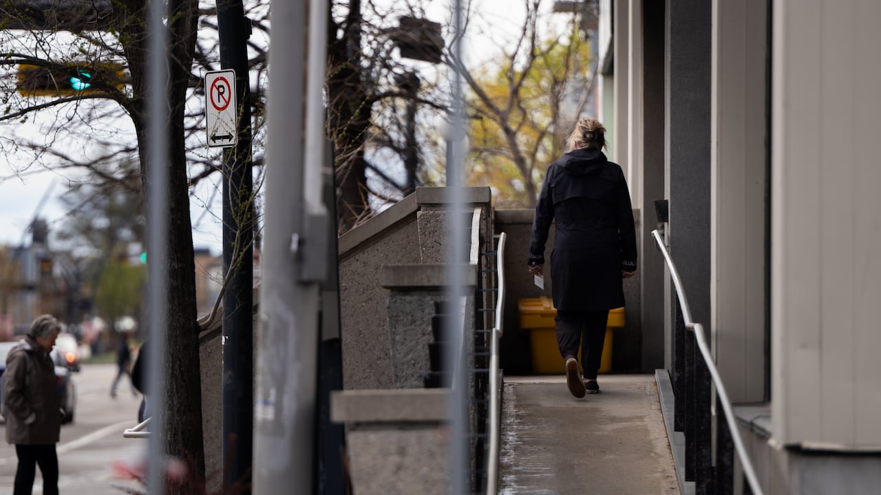Federal government testing new pay system
