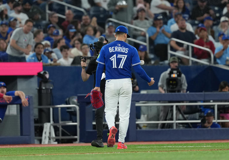 Blue Jays’ José Berríos undergoes Tommy John surgery, sidelined until 2027