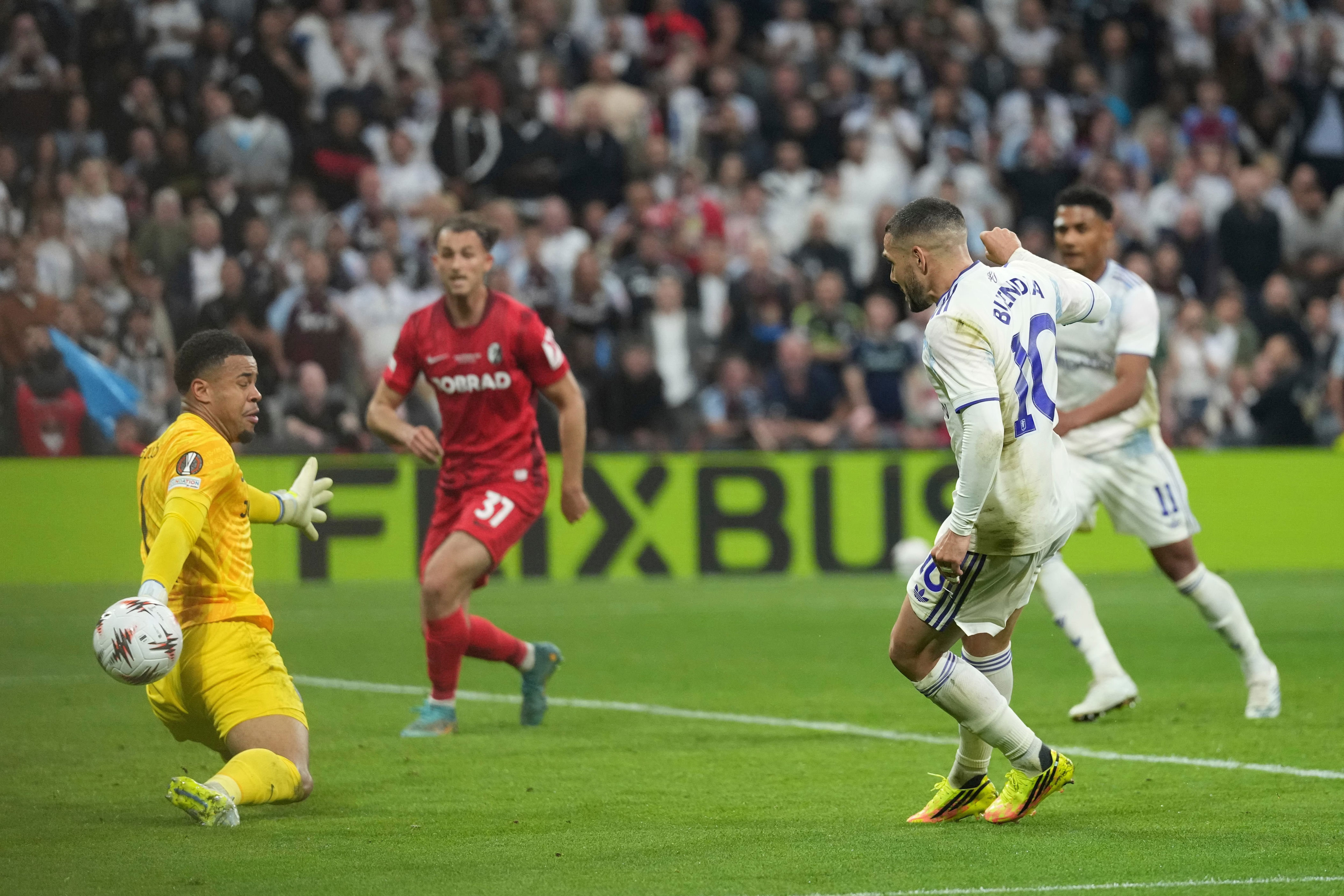‘Dibu’ Martínez: campeón de la Europa League y ahora enfrentará a un ...