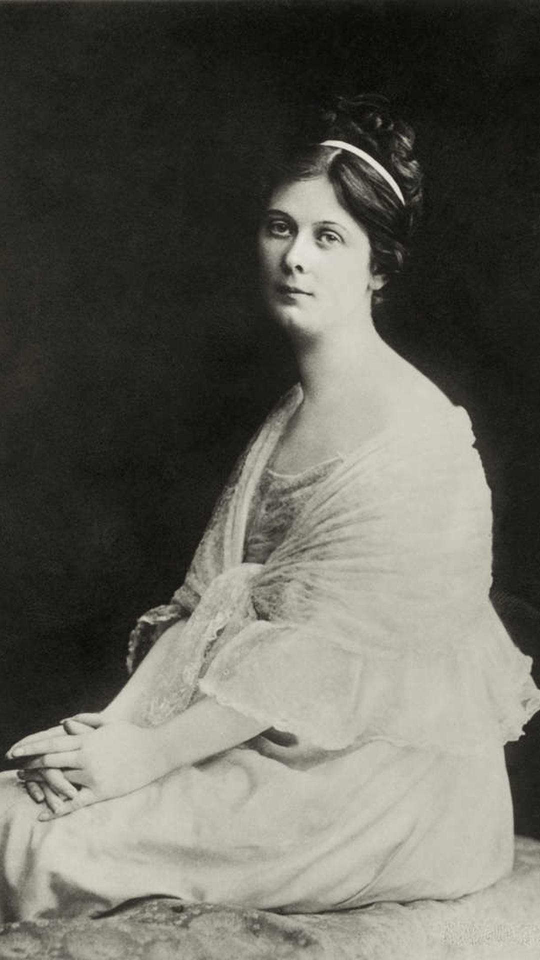 Isadora Duncan: Strangled to death by her own scarf