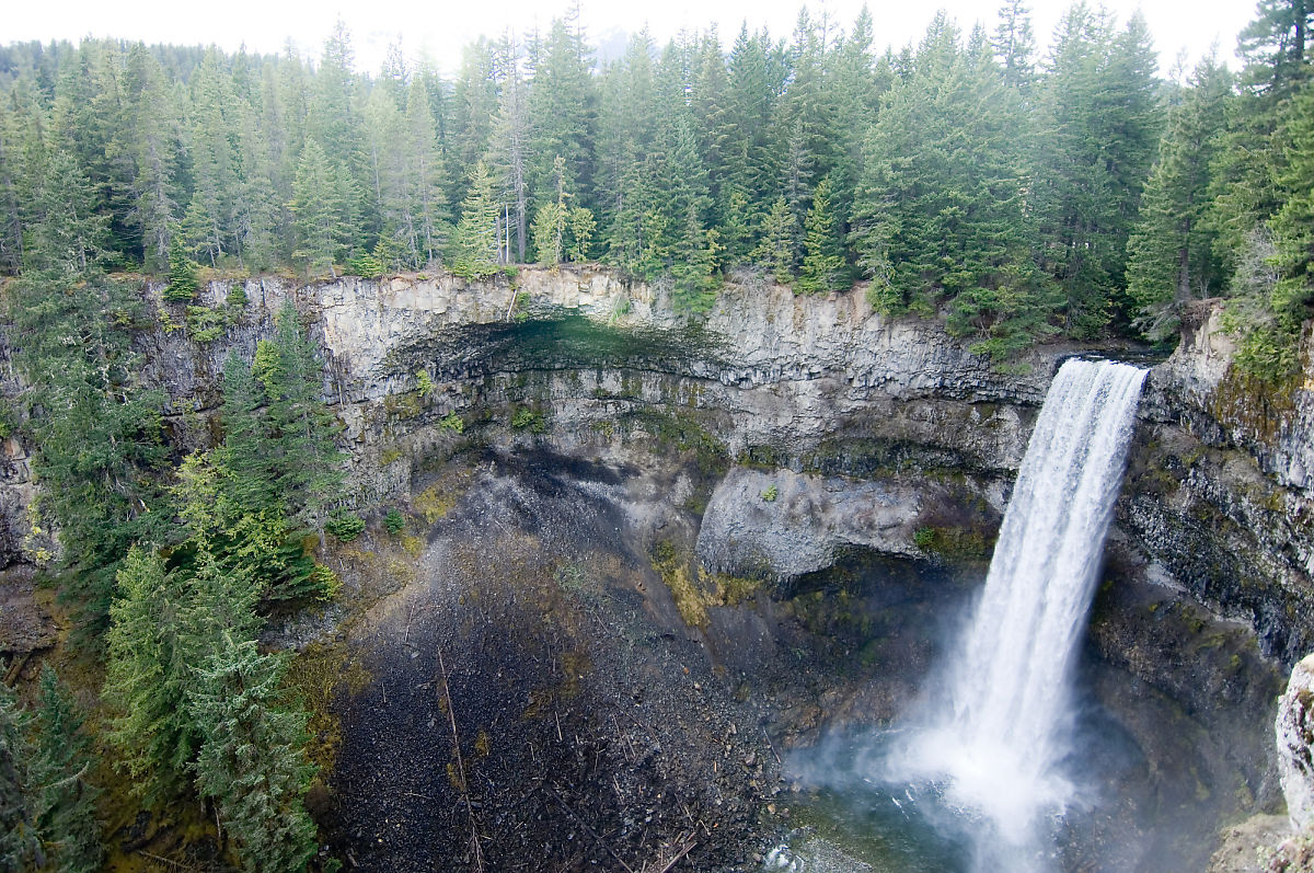 A 60-foot waterfall, a vintage train, and zero entrance fee: This is ...