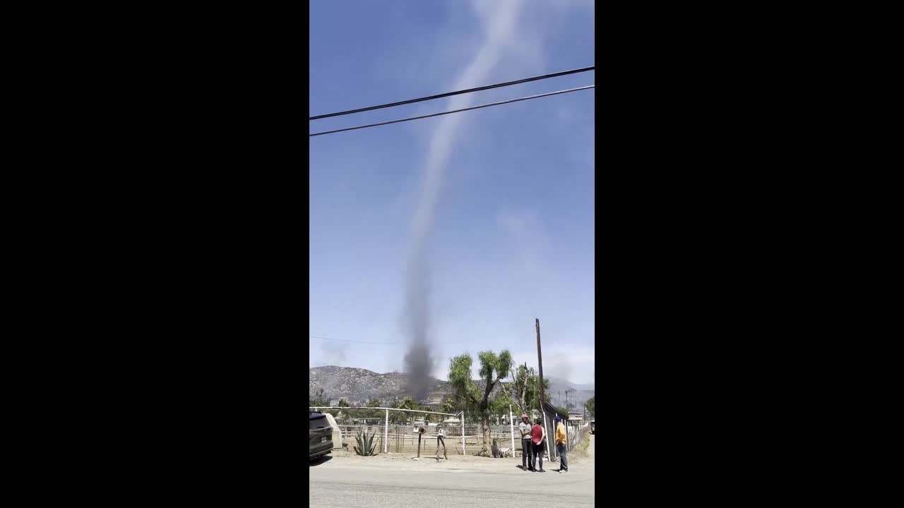 Smoke devil rises over Simi Valley as Sandy Fire tears through Southern ...