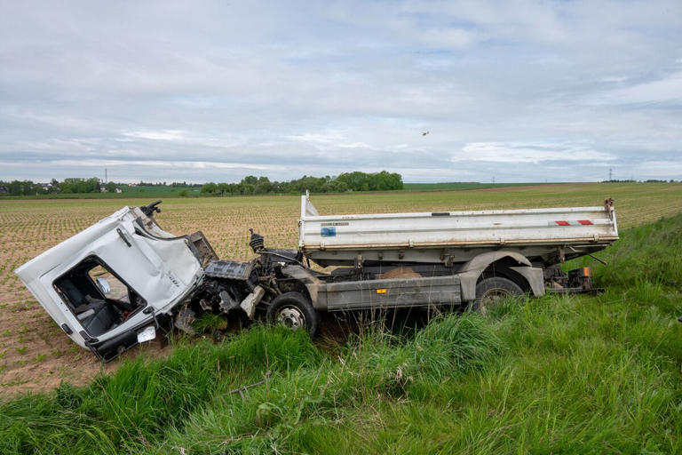 Tödlicher Frontalcrash auf S200: BMW kracht mit Laster zusammen
