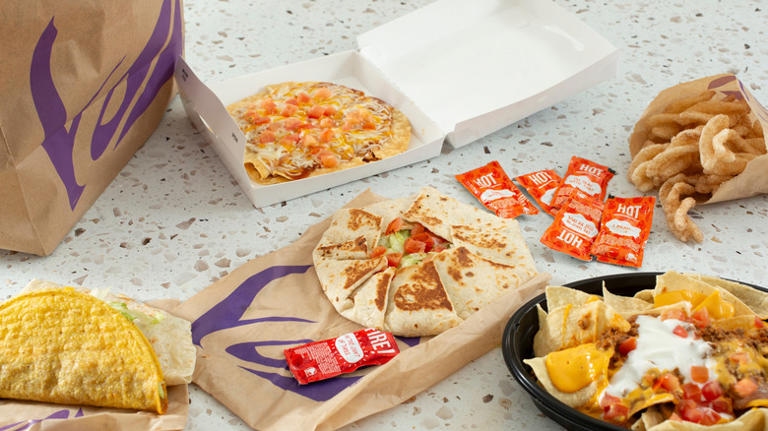 Despite 'thinking outside the bun,' Taco Bell used to have a burger on ...