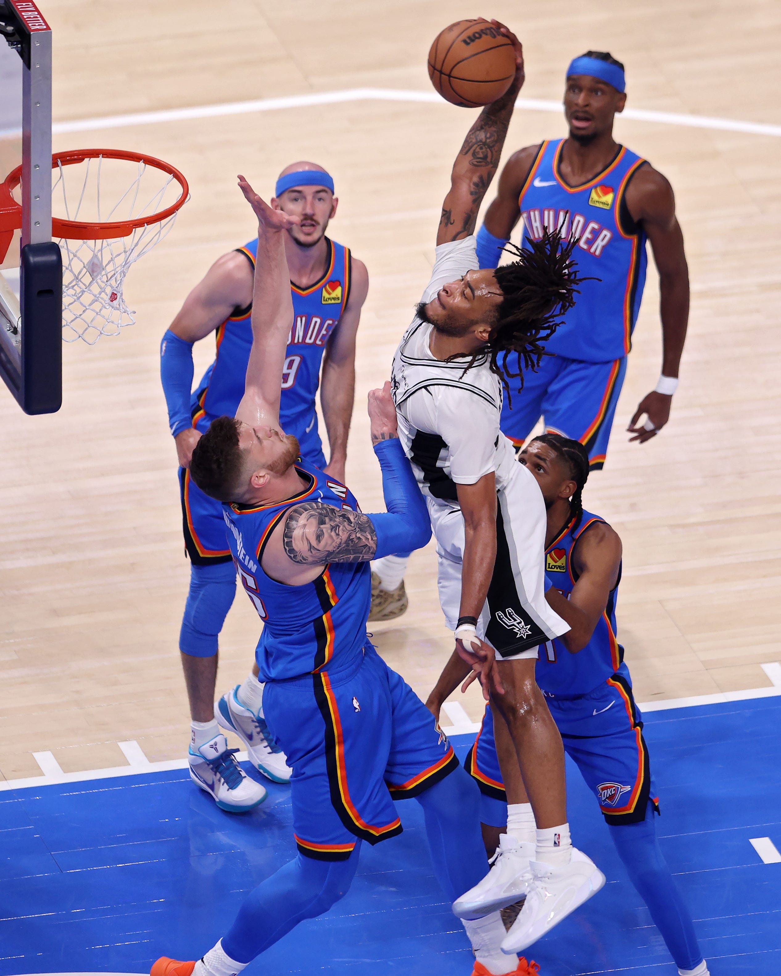 Internet breaks after Stephon Castle posterizes Isaiah Hartenstein