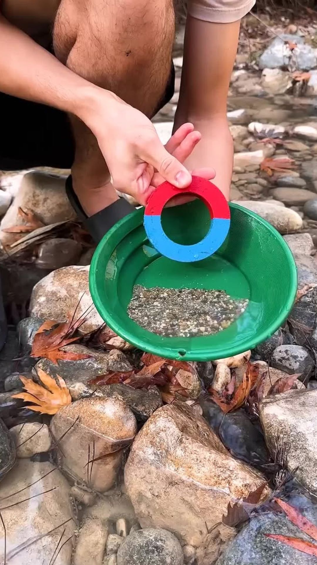 Magnet fishing vs metal detecting for finding gold!