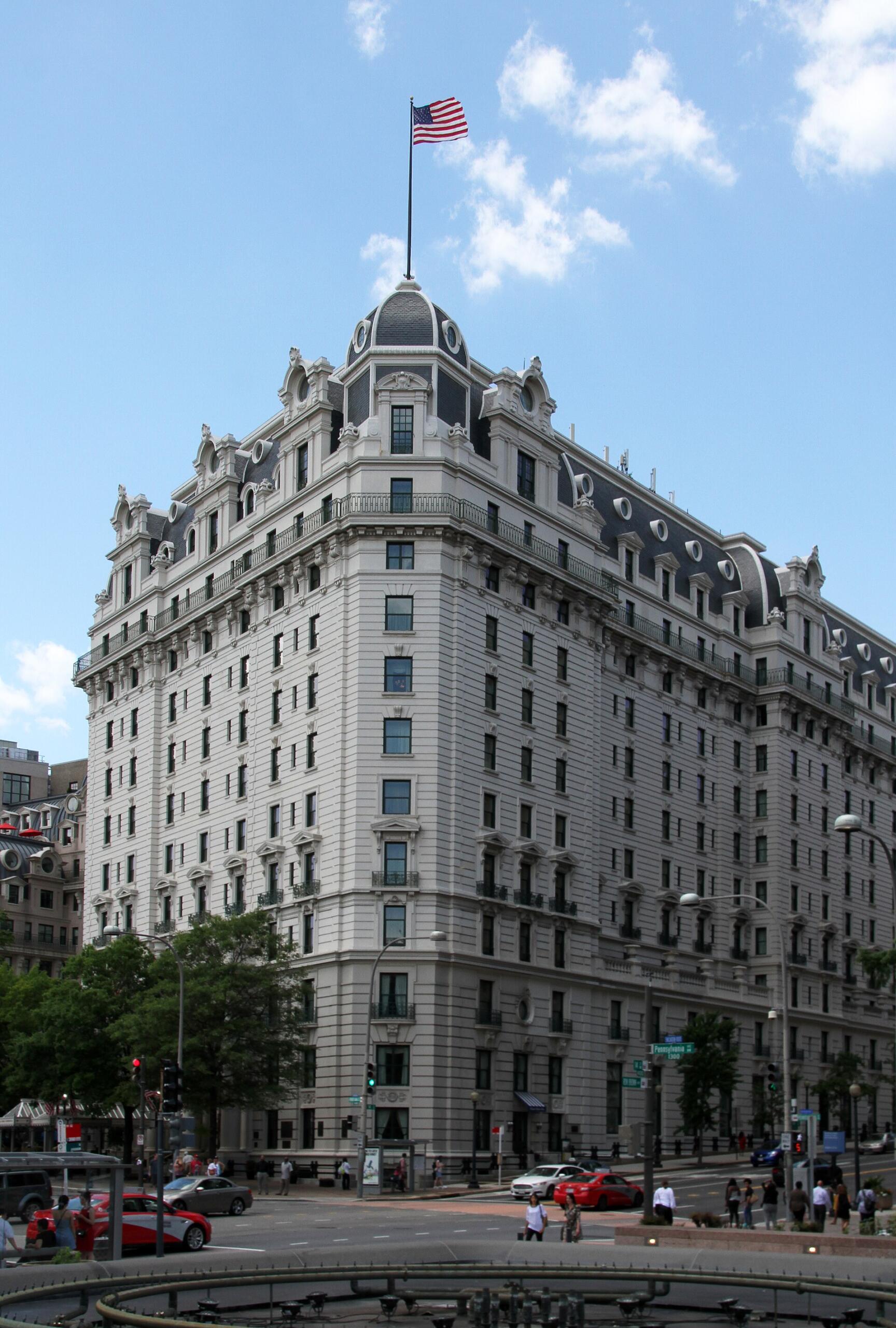 15 historic American hotel bars every traveler should visit at least once