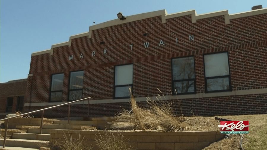 Mark Twain alumni return to time capsule site