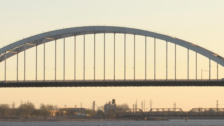 Future of Centennial Bridge sparks debate as DOT narrows options