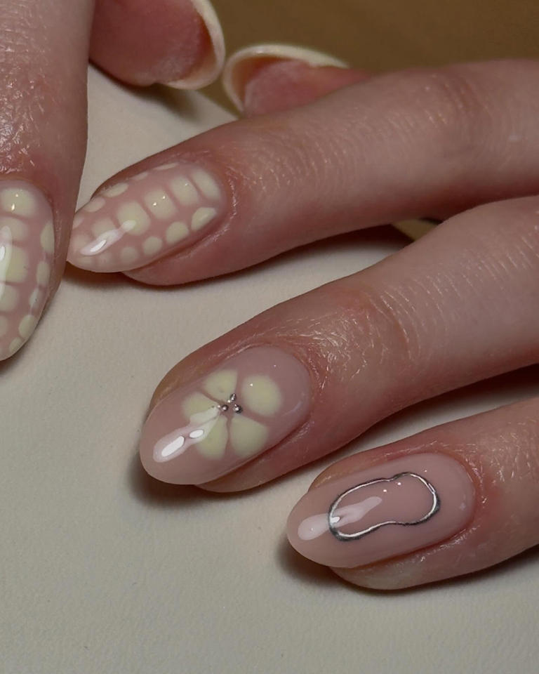 Simple vacation nails are in for 2026—16 ideas for your next beachy getaway