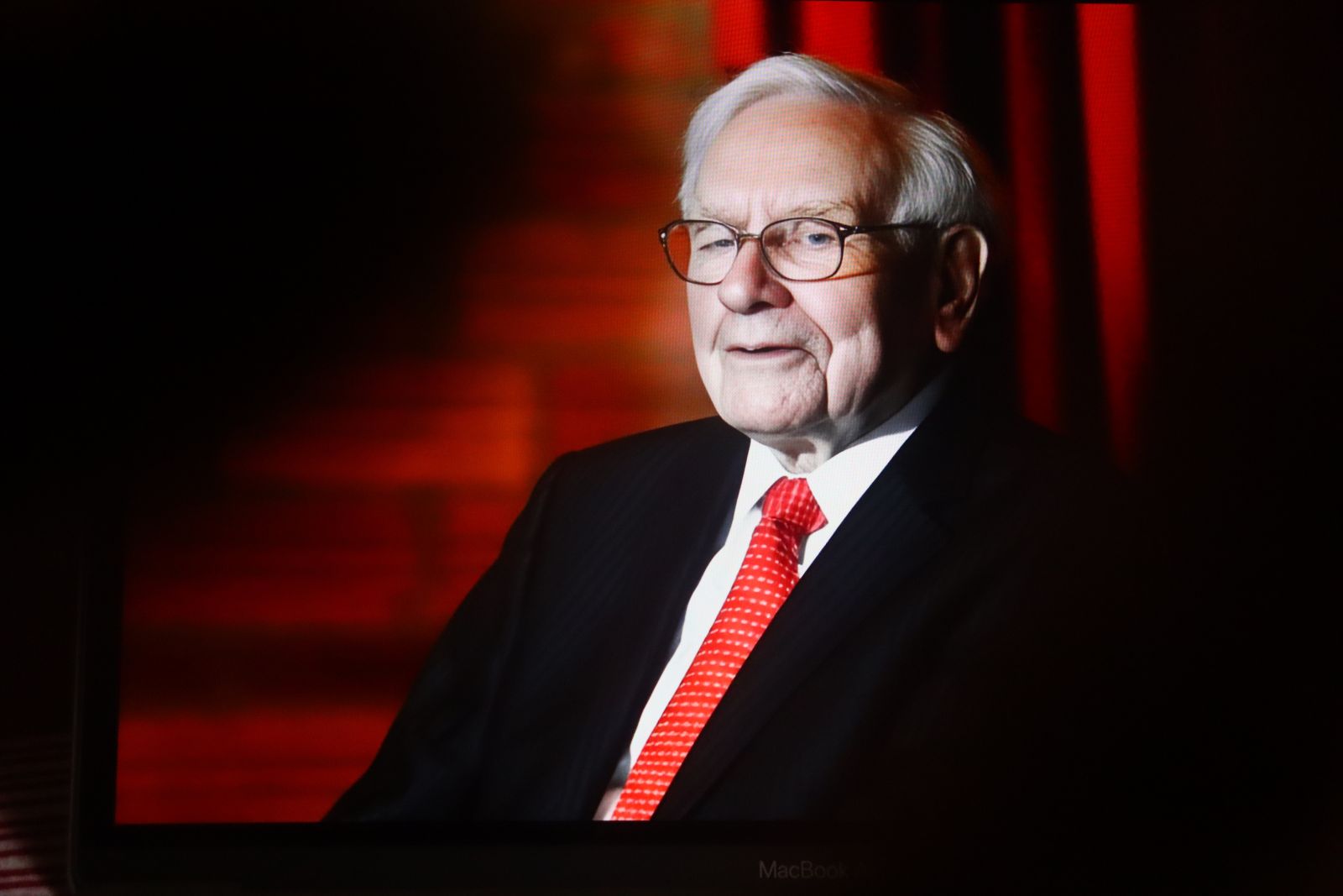 Berkshire Hathaway gave up on this underperforming dividend stock, but ...