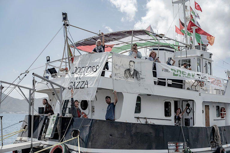 Menteri Israel mengejek ratusan aktivis flotila Gaza yang diborgol ...