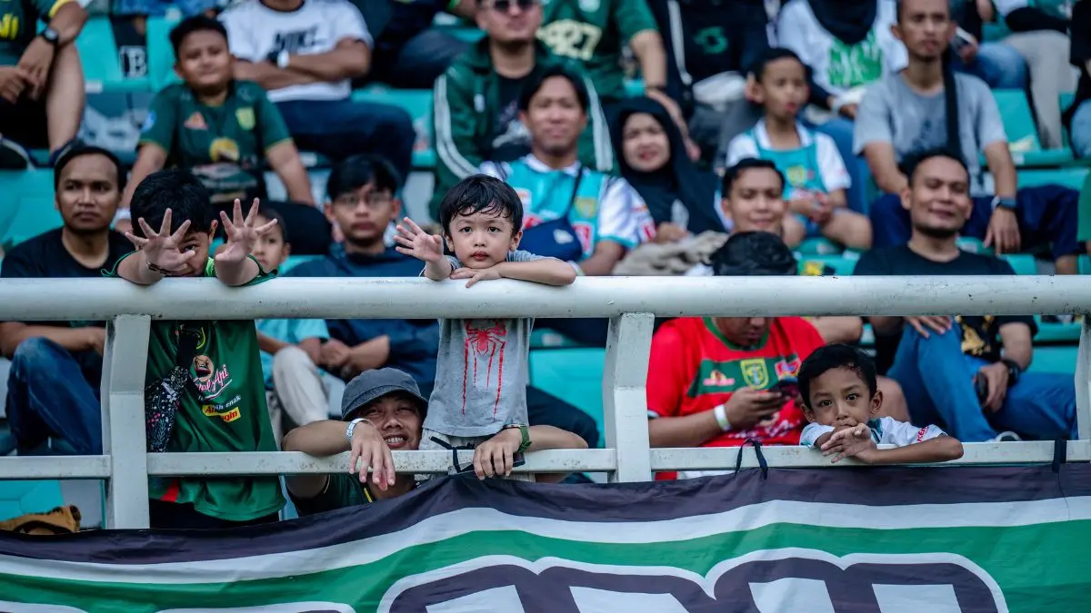 Flare dan petasan dilarang! Persebaya Surabaya minta Bonek-Bonita jaga ...