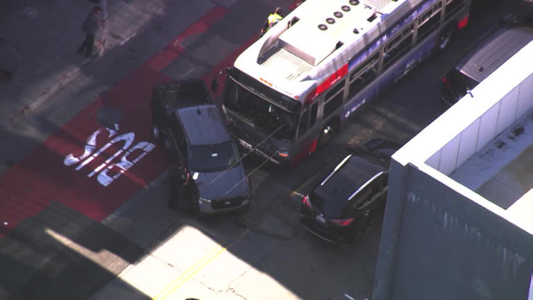 Muni bus crashes with pickup truck in SF's Mission District, 3 injured