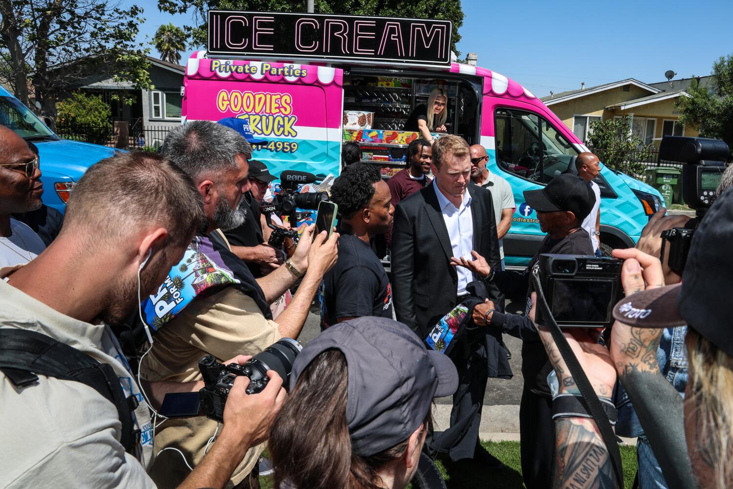 Mayoral candidate Spencer Pratt hosts South LA block party on Bass' old ...