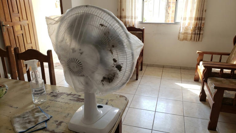 Coloque um saco plástico no ventilador e ligue ele, você vai ver que a ...
