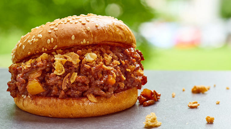 Despite 'thinking outside the bun,' Taco Bell used to have a burger on ...