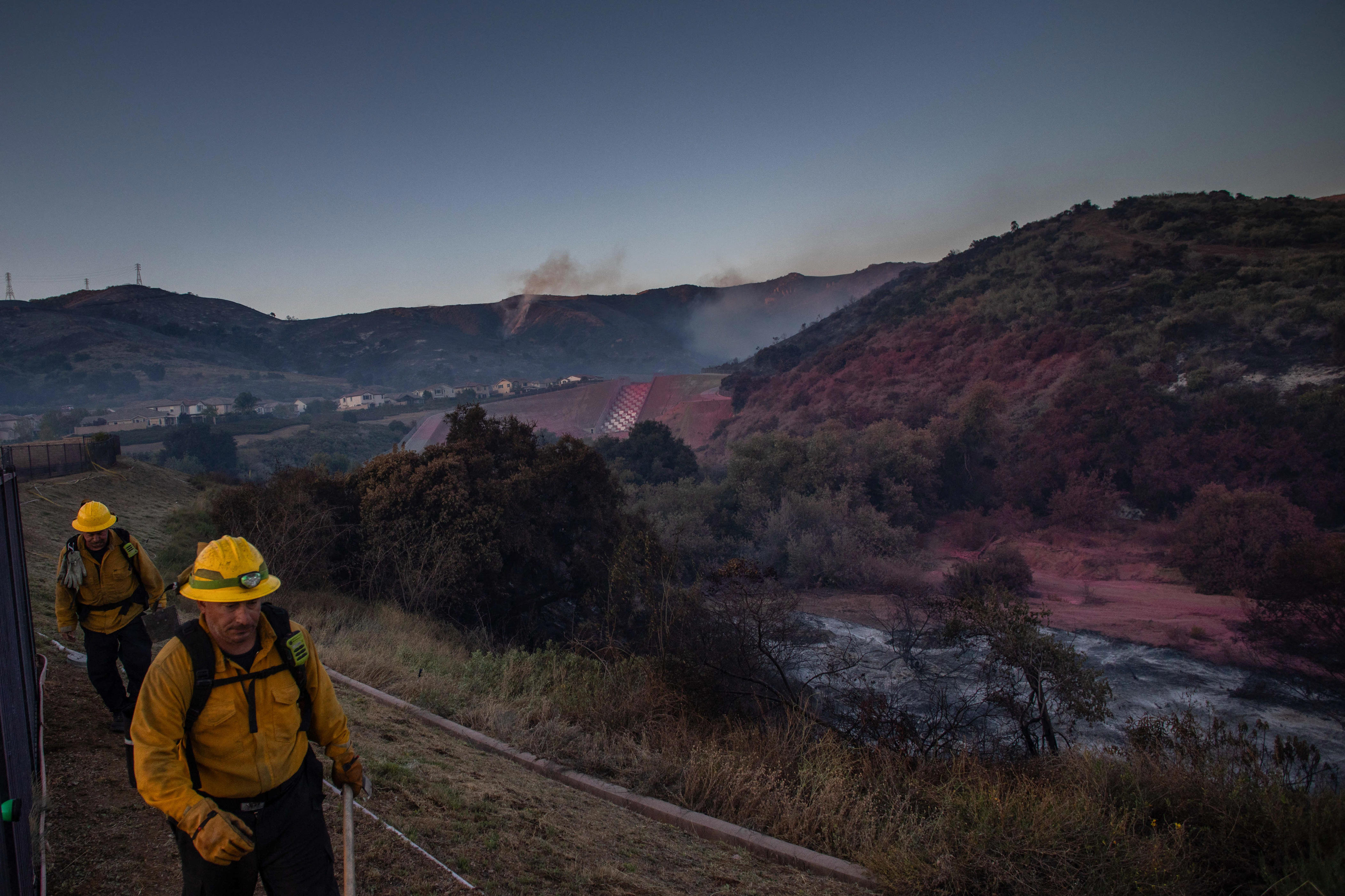 Fast-moving Sandy Fire threatens Simi Valley neighborhoods