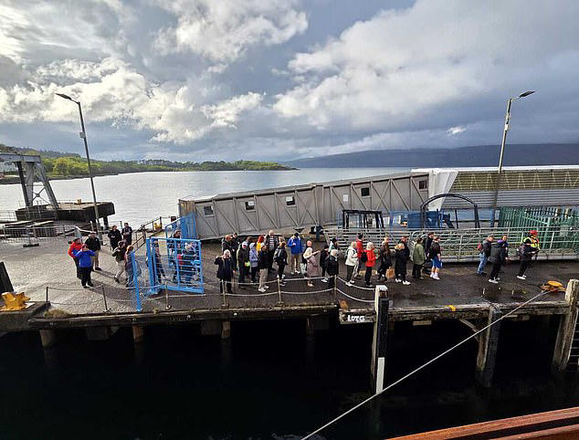 Waverley to the rescue as paddle steamer picks up CalMac passengers ...