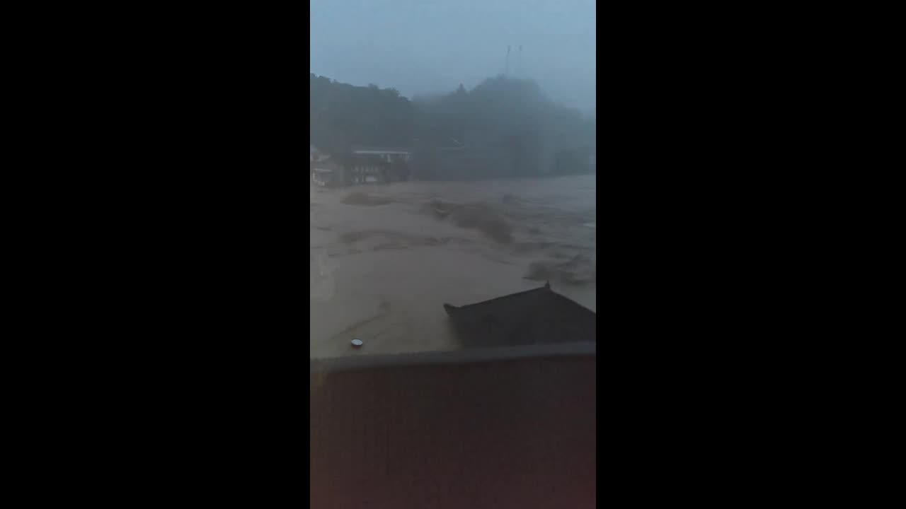 China floods kill 10 as torrential rain batters region